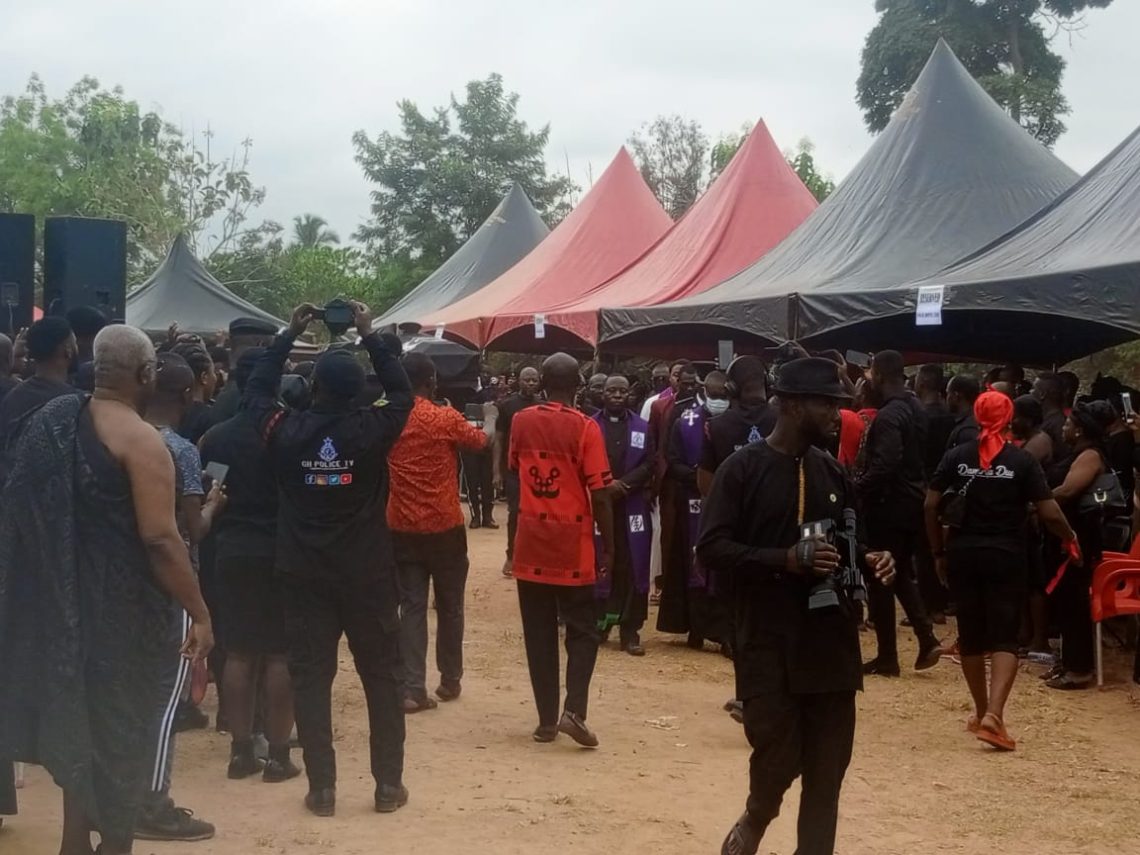 A/R: Police officer who died in fire with family laid to rest